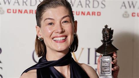 Rosamund Pike Calls Out Audience Member For Texting During Show