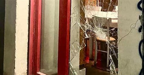 Catania They Break The Window Of A Restaurant To Steal A Bluetooth