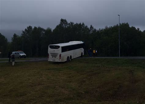 Buss Kjørte Av Veien Htno