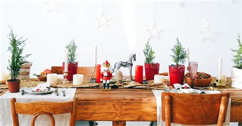 가정 모임 가족 함께 겨울 휴가 계절 장식 계절의 분위기 다이닝 룸 따뜻한 분위기 따뜻한 조명 맛있는 목조 테이블 반짝 반짝 빛나는 별 별 장식 산타