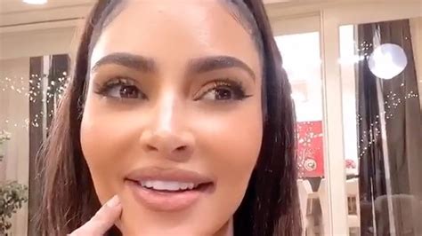 Kim Kardashian Proves She Hasnt Got Six Toes But Shows Why It Seems