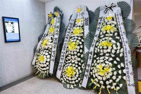 예비부부 신민아·김우빈 故이순재 추모도 함께…근조화환도 나란히 포착