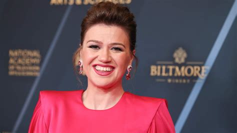 Kelly Clarkson Opens Up About Recent Experience In A Store