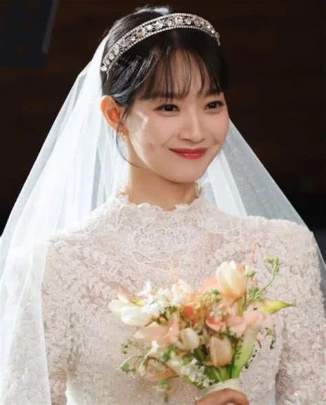 12월 결혼 신민아 ♥김우빈 반할 웨딩드레스 선택…심플한 디자인으로 하퍼스