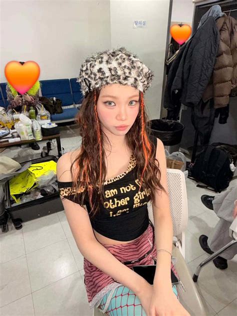 르세라핌 김채원 물고기 비늘 떠오르는 그물 스타킹 실화 두 눈 의심되는 파격 Y2k 패션