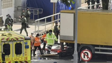 香港五级大火现场有消防员身体不适送医救治 香港 消防员 大火 新浪新闻