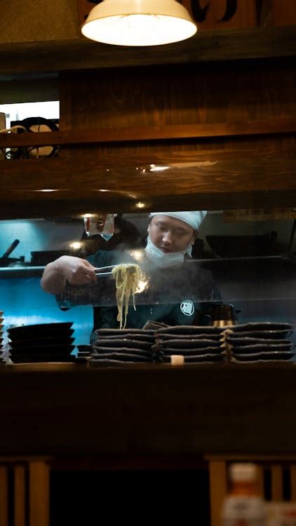 亞洲 亞洲廚師 亞洲美食 傳統烹飪 可信的 圍裙 專業烹飪 廚師 廚師在工作 廚師帽 廚房 廚房場景 忙碌的廚房 拉麵 拉麵製作 日本 日本料理 日本食品