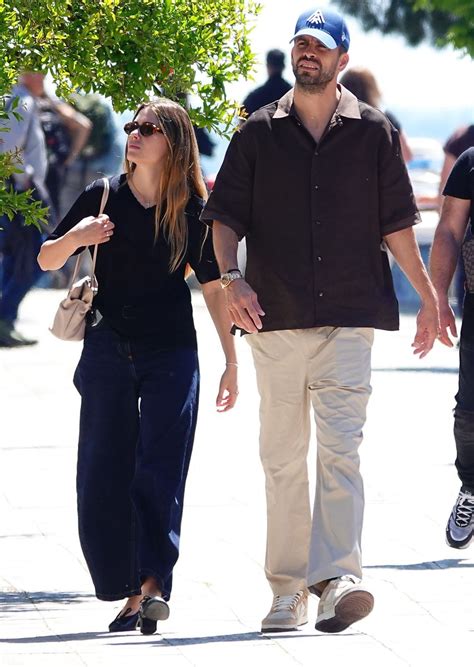 Piqué And Clara Chía Enjoy A Romantic Getaway While Shakira Remains