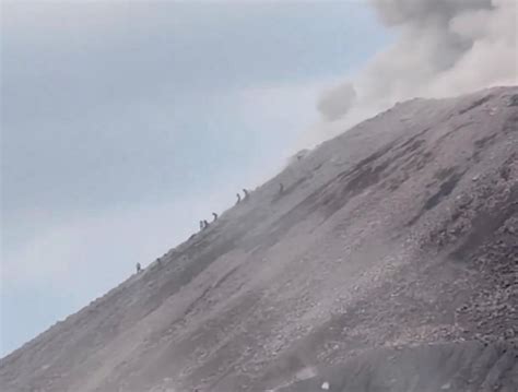 Turistas Ignoraron Las Restricciones Y Escalaron Un Volcán Activo En
