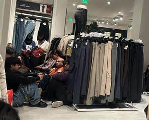 Teen Arrested In Black Friday Shooting At California Mall Los Angeles Times