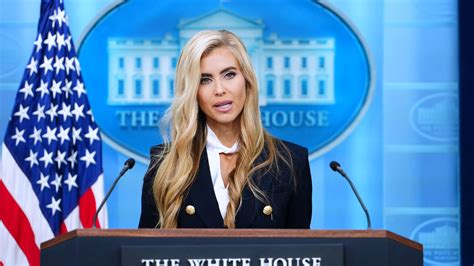 Trumpa Si Mýlila S Manželom Koktala A čítala Z Papiera Biely Dom Má