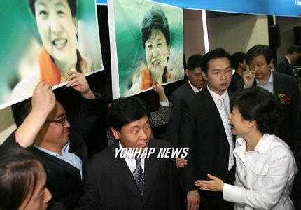 지지자와 인사 나누는 박근혜 전 대표 네이트 뉴스