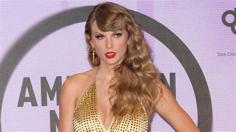 Taylor Swifts Blunt New Wifey Cut Looks Unbelievably Chic Straight