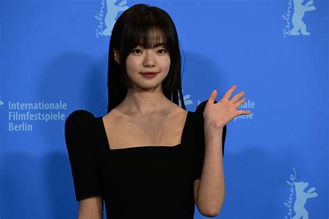 Kim Si Ah In Talks To Star Opposite Park Ji Hoon In New Romance Drama