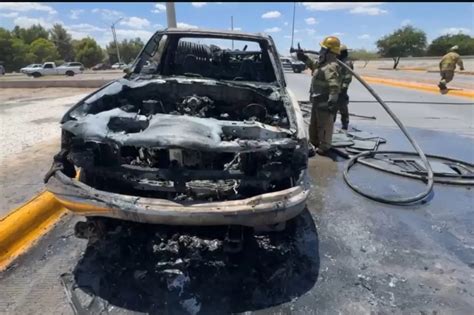 Se Incendia Camioneta Con Brinca Brincas Y Sillas Rumbo A Una Fiesta