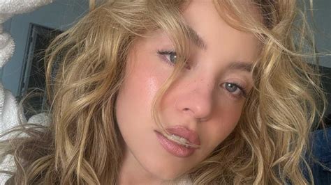 Sydney Sweeneys Unbuttoned Jacket Slips To Expose A Risky Detail