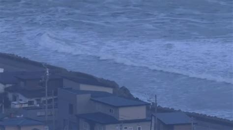 Waves Hit Japan After Tsunami Warning Following 7 5 Magnitude