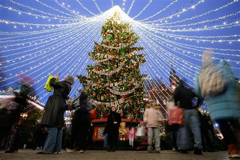 크리스마스트리 주변서 사진 찍는 모스크바 시민들