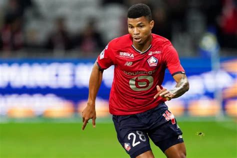 Um Sonho Tornado Realidade Jogar Na Premier League Reinildo Mandava