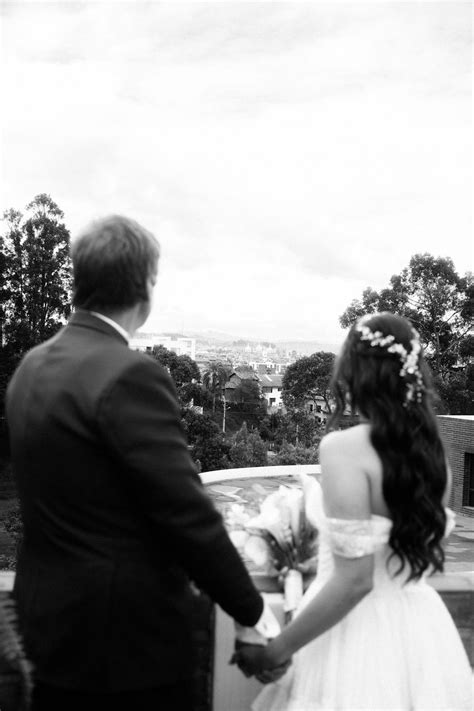 신랑 신부가 아름다운 풍경 속에서 손을 잡고 있는 모습 · 무료 스톡 사진