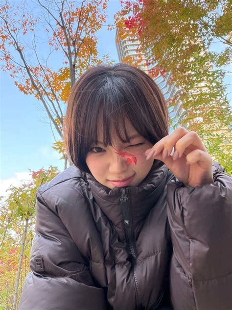 ‘귀여운 윙크 단풍 잎…김채원 도쿄돔 앞두고 ‘가을 산책룩 셀카 공개 Epn