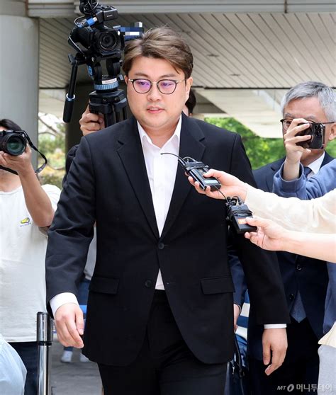 근심 많아 보여 김호중 목격담 등장뇌물 요구 논란에 관심 근심 많아 보여 김호중 목격담 등장뇌물 요구 논란에 관심