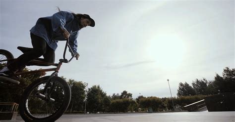 Bmw 자전거 Bmx Bmx 트릭 경사로 경쟁 경치 공연 공원 균형 균형 잡기 기술 남성 낮 능력 다이나믹한 도시의 동등 라이딩 레저