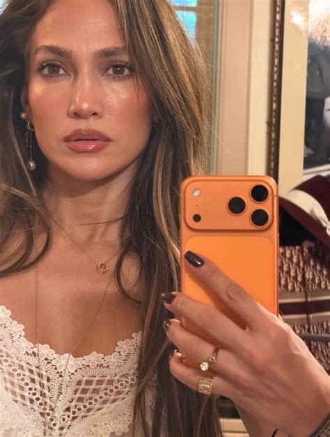 Jennifer Lopez Elege Look Romântico De Marca Brasileira Em Novos