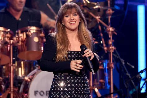 Kelly Clarkson Boasts I Love Being Naked — That Is Until Gravity