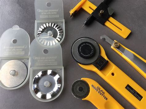 OLFA Messer Set mit Klingen für Wellen Perforierschnitt Neu