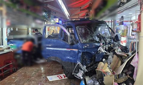 부천 제일시장에 트럭 돌진70대 노인 2명 사망·18명 병원 이송 부천 제일시장에 트럭 돌진70대 노인 2명 사망·18명 병원 이송