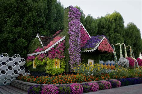 집 밖의 계절 꽃 꽃 꽃 건축 꽃 다양성 꽃 벽 꽃 집 꽃 축제 꽃꽂이 꽃무늬 외관 꽃의 마법 꽃이 피는 꽃집 녹색 건축 녹지 디자인 봄