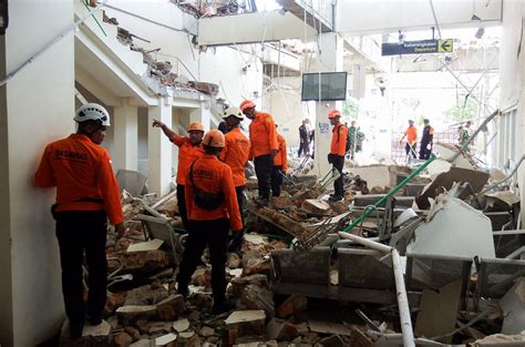 Powerful Earthquake Strikes Indonesia Killing Dozens And Triggering
