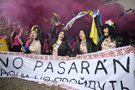 Протест Pussy Riot у павильона РФ на Венецианской биеннале