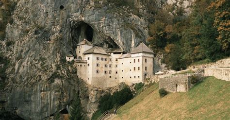 가을 가을의 나무 건축 경치 좋은 전망 계절 고대 건축 관광 관광 명소 관광객 돌담 동굴 성 동부 유럽 랜드마크 문화 유산 바위 절벽 방문 사이트