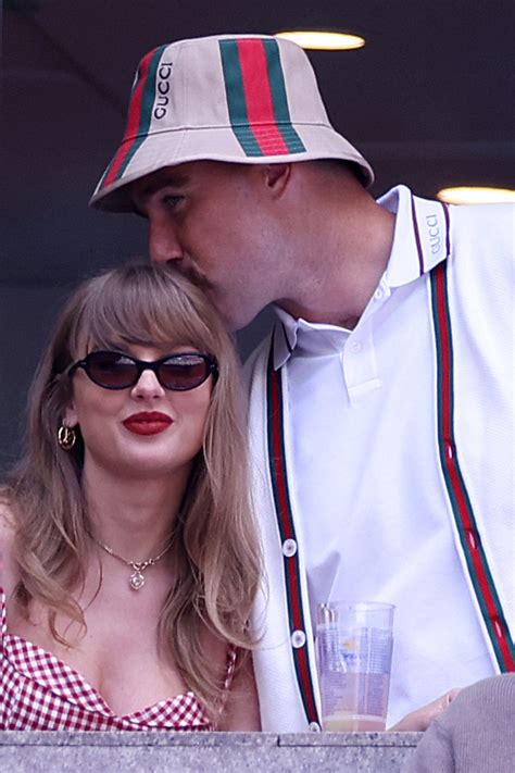 Taylor Swifts Aunt Reveals Star Was In Tears During Wedding To Travis Kelce As She Reveals