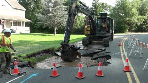 News 12 Connecticut Crews Work To Repair Water Main Breaks In Stratford