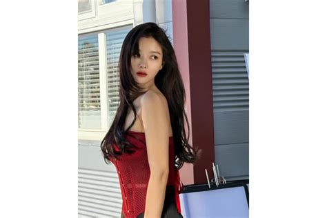 ‘러블리 벗고 시크 장착…김유정 레드카펫 변신에 팬들 “아역 이미지 완전 탈피” Epn