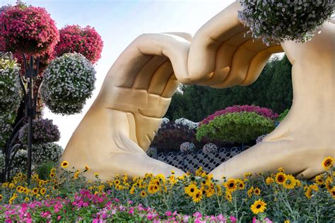 생동감 넘치는 정원에 하트 모양을 만든 손 조각상 · 무료 스톡 사진