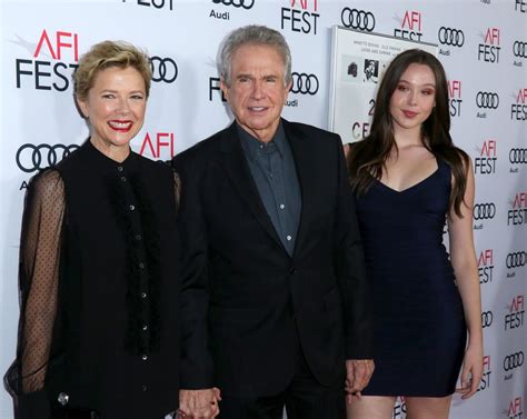 Ella Beatty Hija De Warren Beatty Y Annette Bening Del Baile De