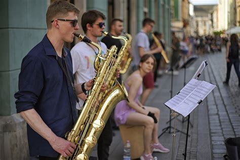거리 사진 거리 예술 거리 음악가 고조파 공공 장소 공연 관광 명소 군중 그룹 성과 금 관악기 기운찬 도구 주의자 도시 생활 도시 풍경 도시의
