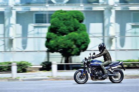 1000ccなのに気負わず乗れる！ 原田哲也が乗ったaella「cb1000f」は 大人の日常使い”をどう変えた？ Bikejin Web