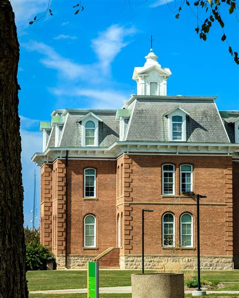 有关12点 上部结构 傳統 優雅 光秃秃 光秃秃的树木 公共建筑 冬天的场景 冬季 十二点 历史景点 地標 城市 塔 外景 外觀 季節 屋頂 市政建筑 建