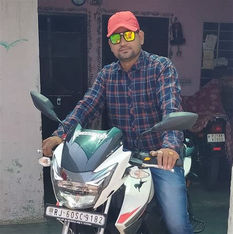Ek Black Ghoda Le Lete Hain Raj Yogi