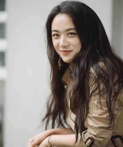 43岁汤唯素颜像路人！带女儿跟买红妹聚餐穿得像老头，气质是真好