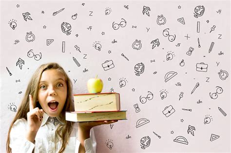 개념 학교로 돌아갑니다 책과 사과와 달콤한 녹색 눈 공정한 머리 미소 소녀 다양한 학교 용품벽의 배경에 손으로 그린 교육 개념에