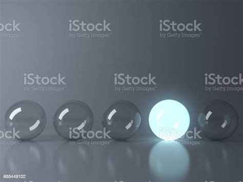 반사와 그림자 개성 및 다른 창조적인 아이디어 개념 3d 렌더링와 어두운 회색 배경에 Unlit 유리 볼에서 밖으로 서 한 푸른 빛나는 빛 공 0명에 대한 스톡 사진 및