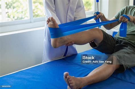 물리 치료 의료 재활 남성 환자를 위한 물리 치료 및 다리 수술 및 부상당한 골다공증 및 관절염 재활 치료 2명에 대한 스톡 사진 및 기타 이미지 Istock