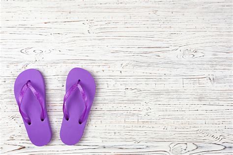 흰색 나무 배경에 보라색 고무 슬리퍼 상단 보기 텍스트 장소 0명에 대한 스톡 사진 및 기타 이미지 0명 개념 개인 장식품 Istock