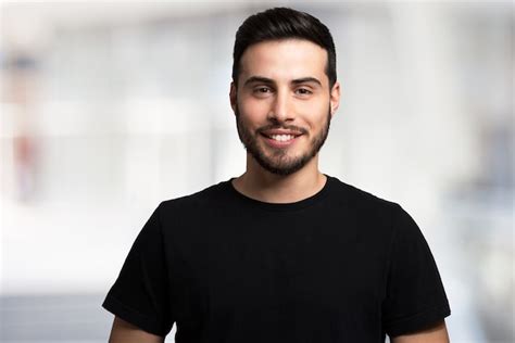 Retrato De Un Joven Sonriente Foto Premium